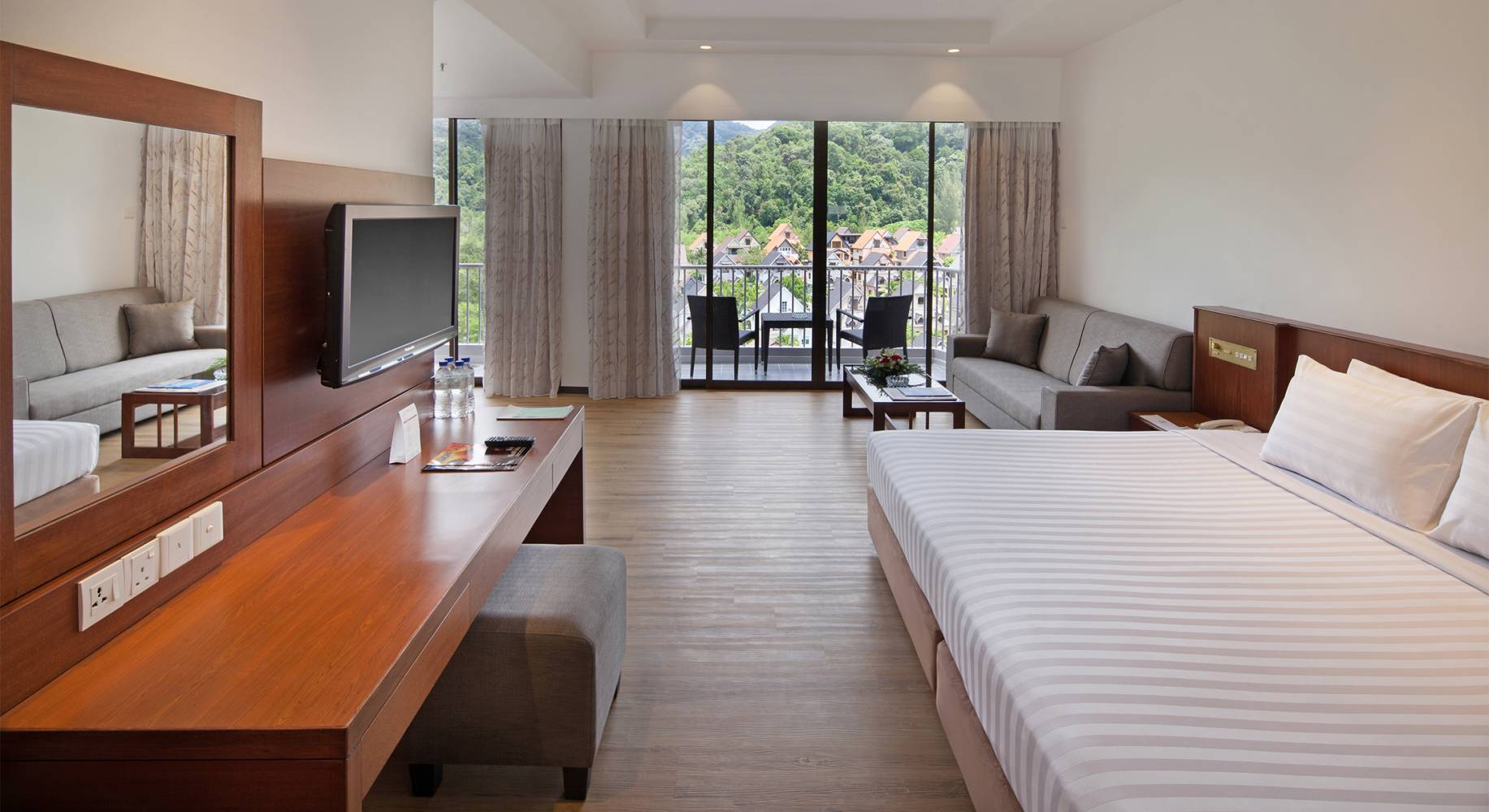 Rooms & Suites - Family Rooms & Suites Penang Hotel - Bayview Beach ...